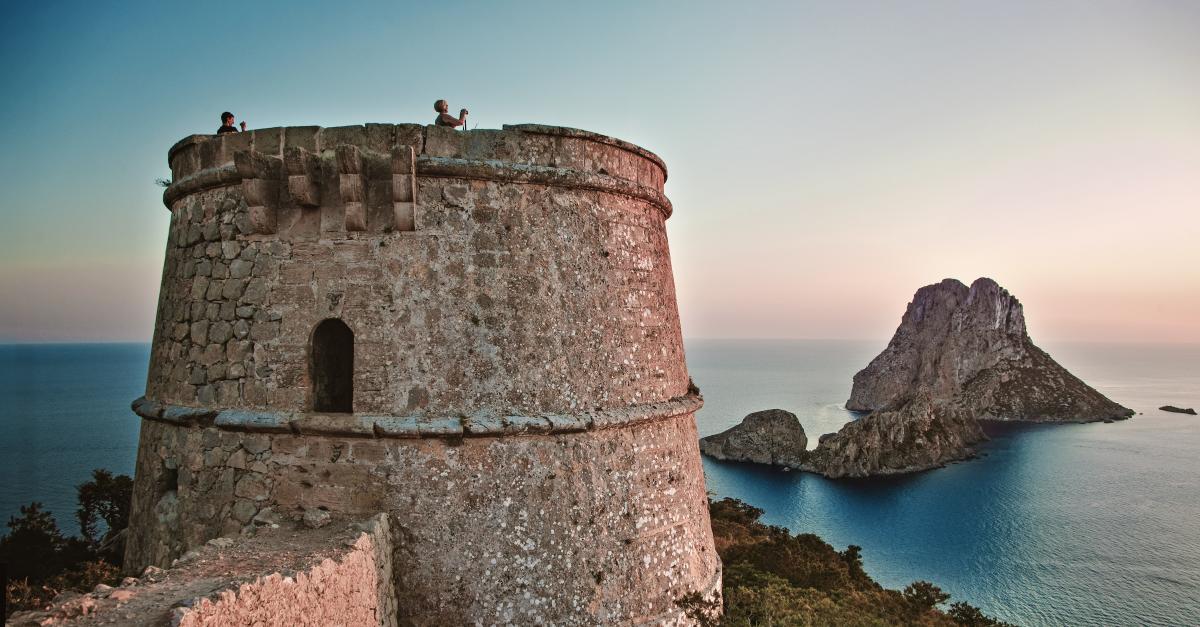 Ibiza, l’île méditerranéenne célèbre pour ses fêtes et ses baies ...